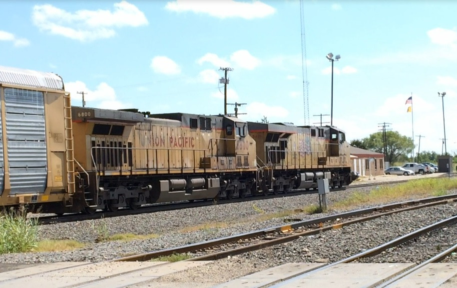 UP 6800 4Aug2016 EB for Houston approaching Yard Office